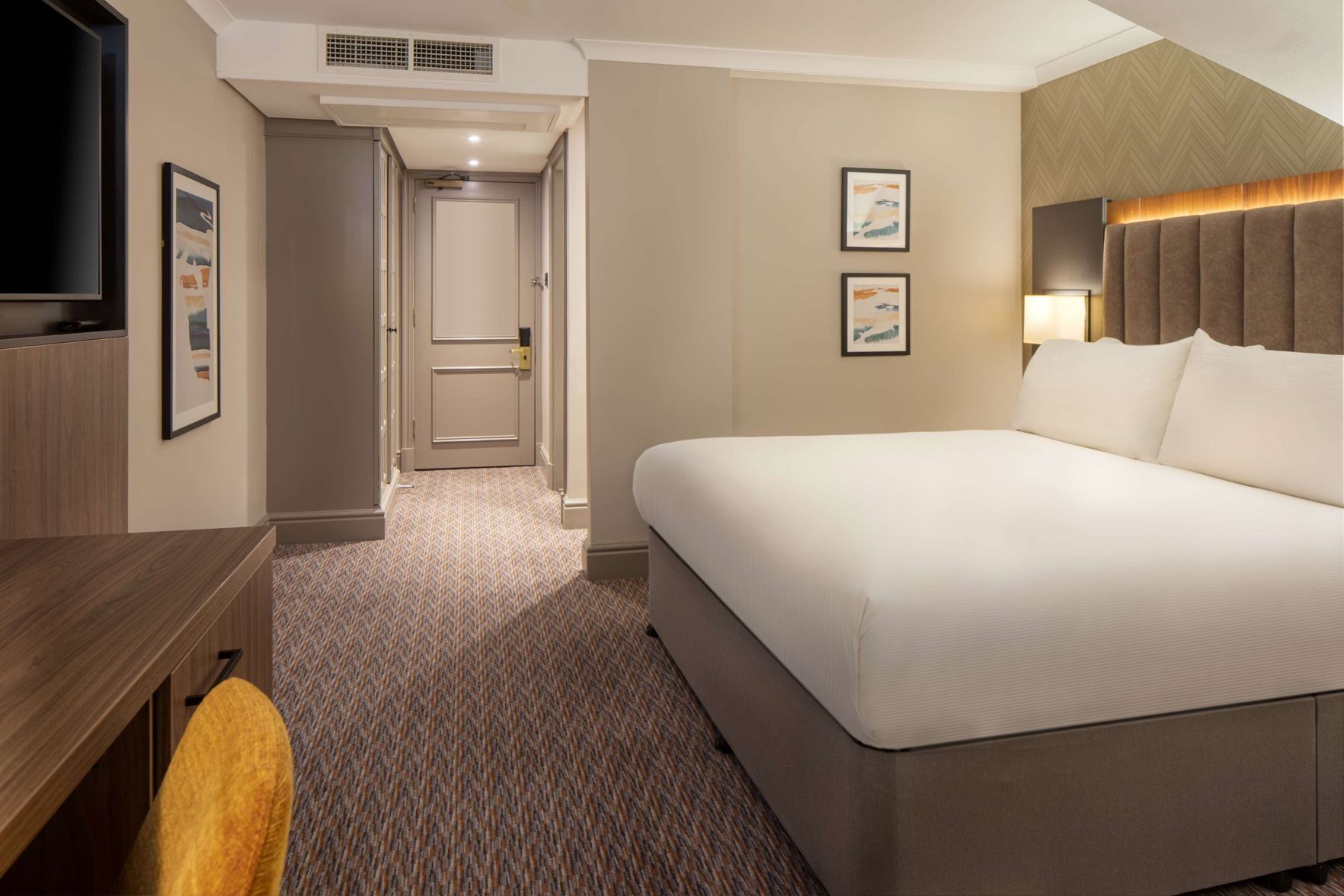 Roupa hipoalergénica, cofre no quarto, secretária 