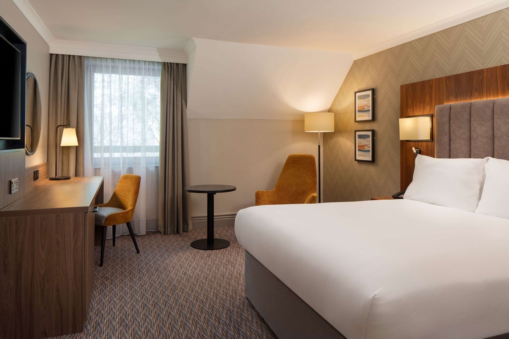 Roupa hipoalergénica, cofre no quarto, secretária 