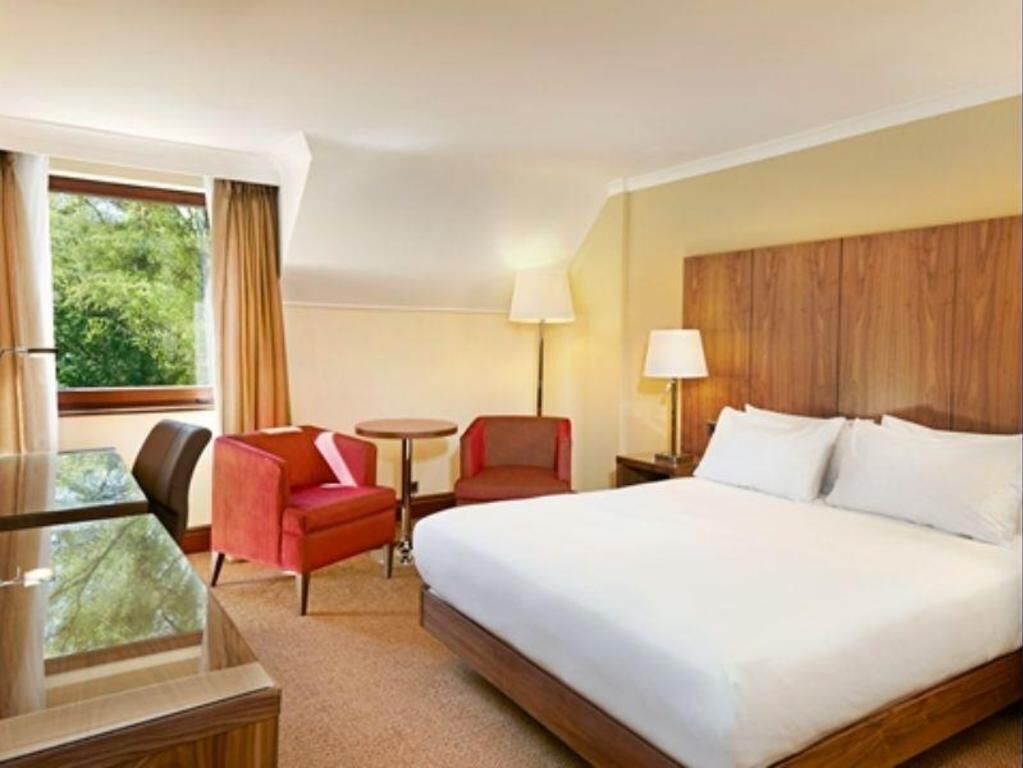 Roupa hipoalergénica, cofre no quarto, secretária 