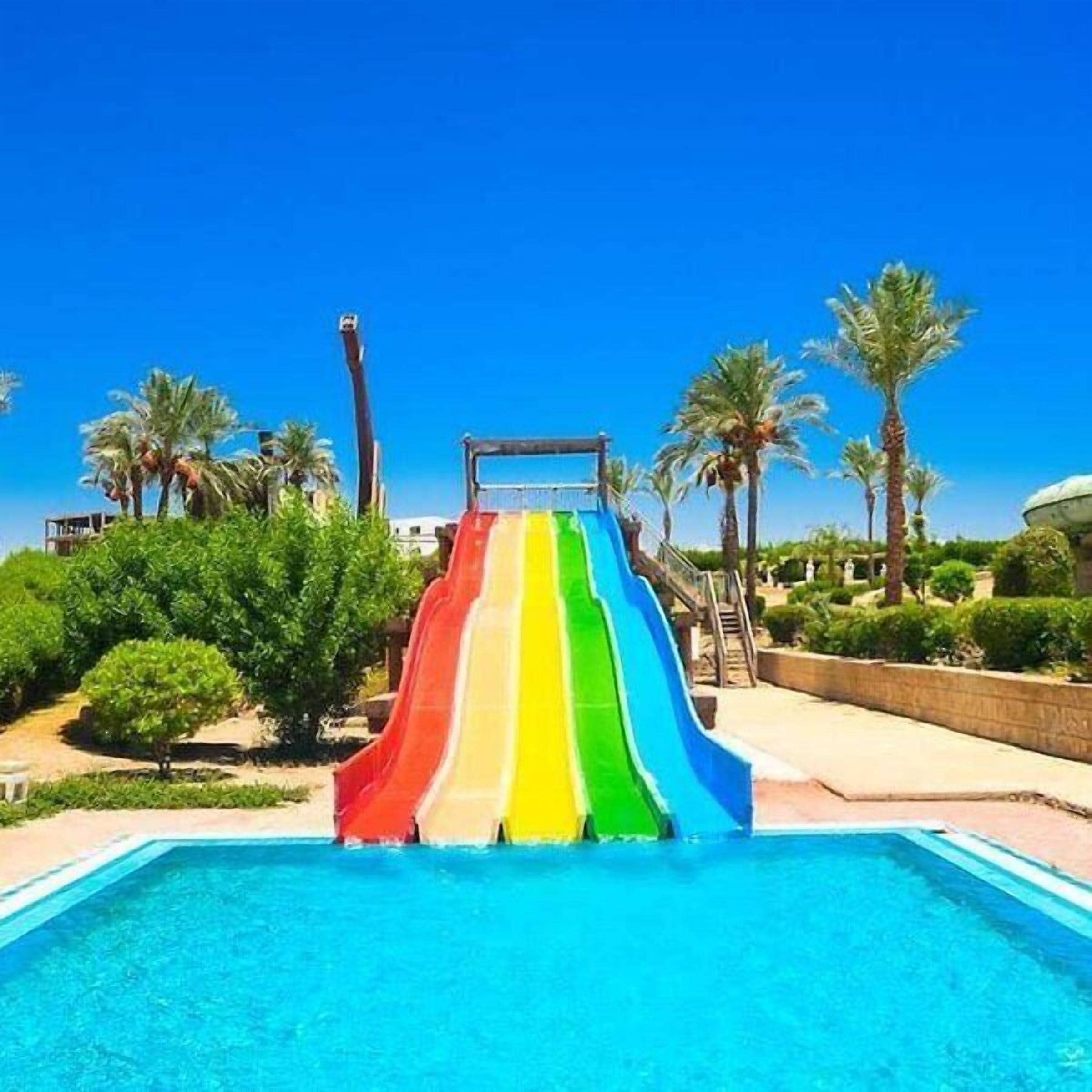 4 piscinas exteriores, guarda-sóis, espreguiçadeiras 