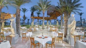 2 restaurantes, pequenos-almoços servidos