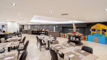 Pequeno-almoço tipo buffet diário (13 EUR por pessoa)