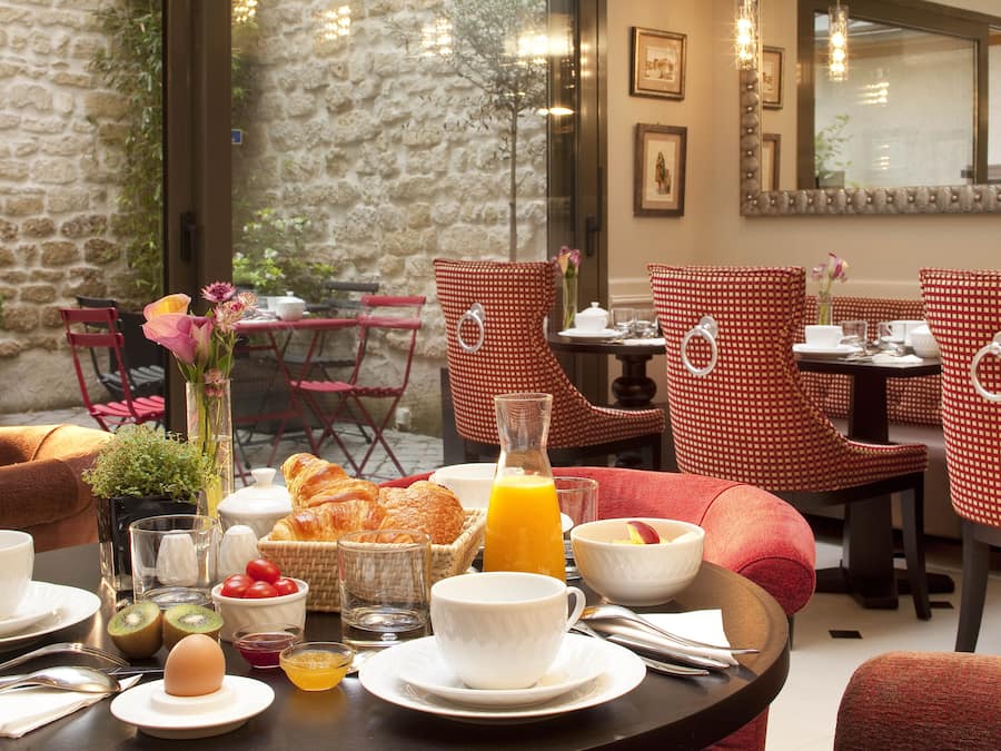 Pequeno-almoço tipo buffet diário (17 EUR por pessoa)