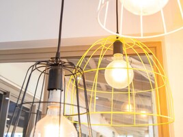 Um interior moderno com luminárias pendentes e uma janela ampla.