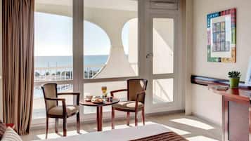Quarto duplo clássico, 2 camas de solteiro, vista para o mar | 1 quarto, frigobar, cofres nos quartos, escrivaninha