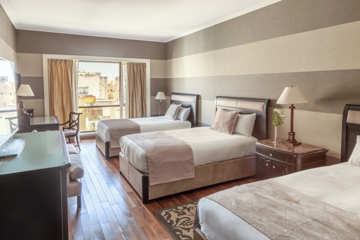 Quarto Premium, 3 camas individuais | Roupa de alta qualidade, camas de colchão pillowtop, minibar 