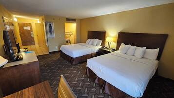 Quarto solteiro standard, 2 camas Queen, para não fumantes | 1 quarto, individualmente decorados, individualmente mobiliados