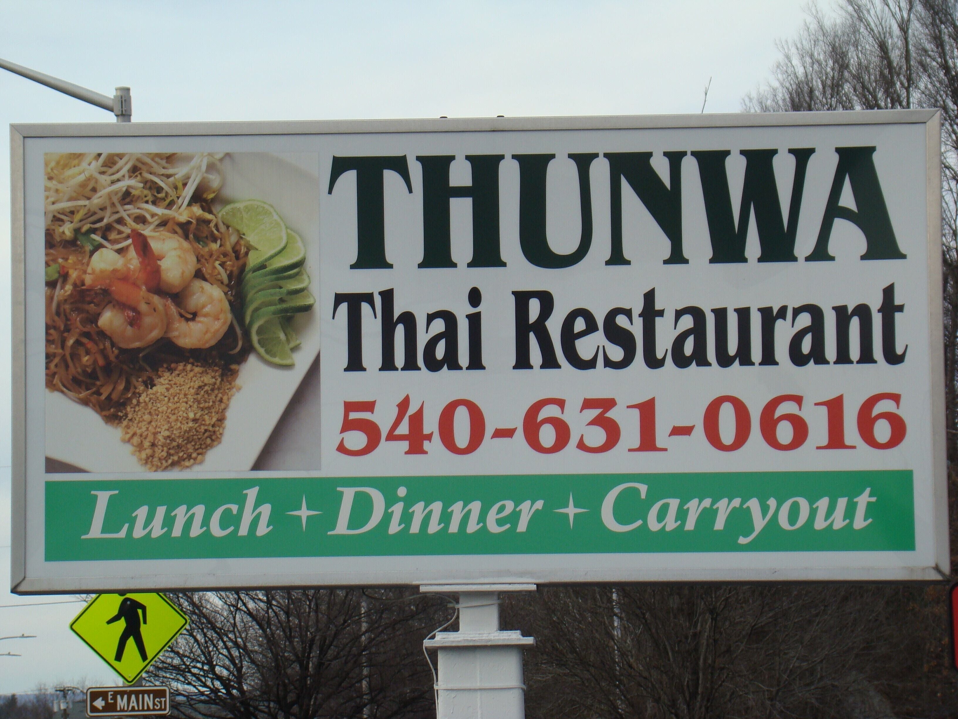 Placa de restaurante para o Restaurante Tailandês Thunwa, oferecendo serviço de almoço, jantar e comida para levar.