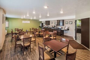 Café da manhã com buffet grátis todos os dias