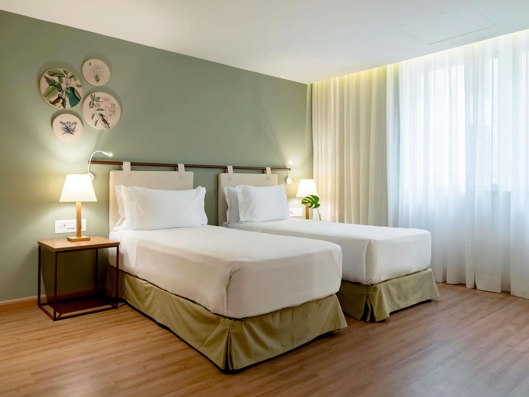 Quarto Superior, 2 camas individuais | Minibar, cofre no quarto, com decoração personalizada, secretária 