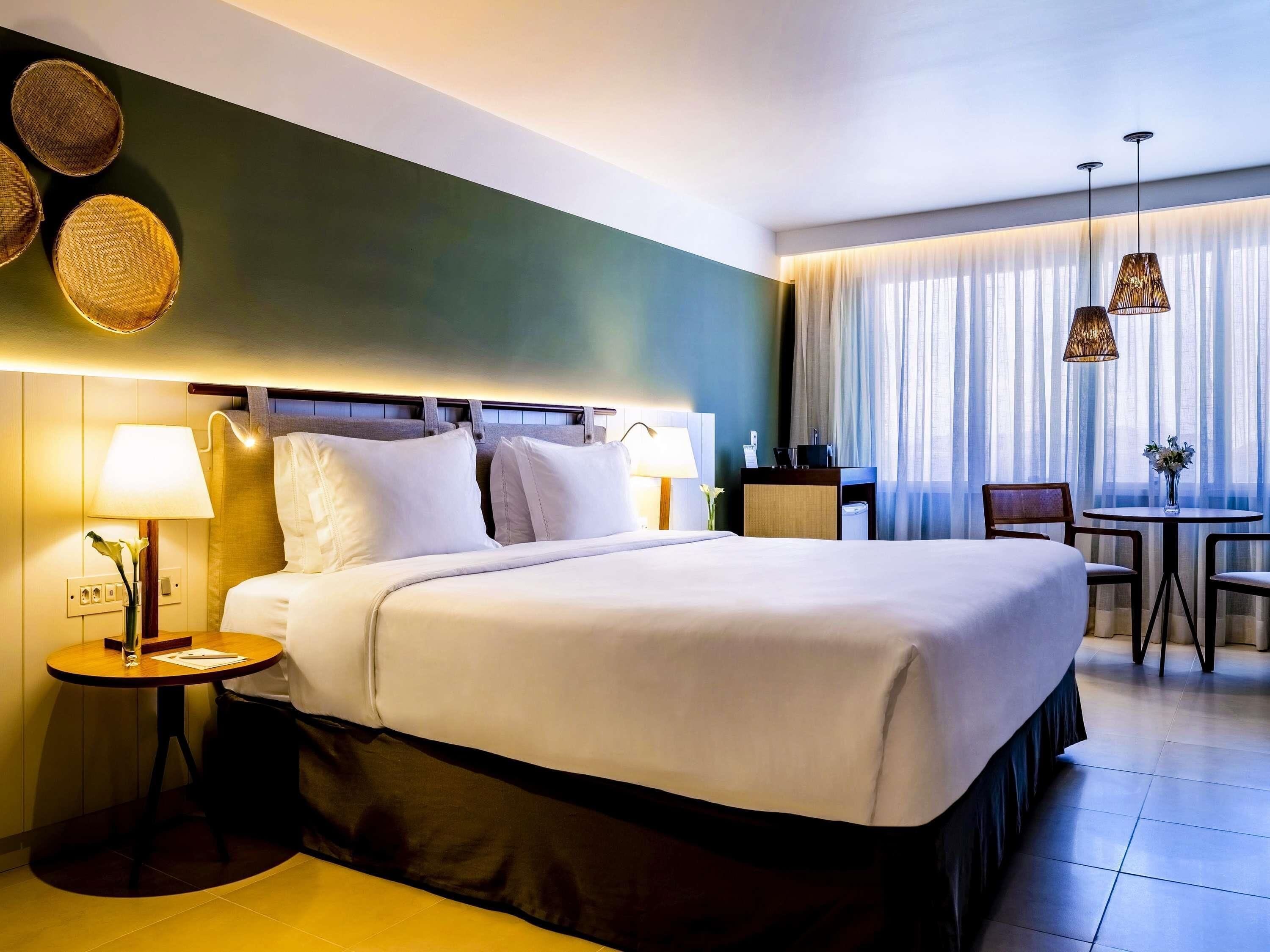 Quarto Deluxe, 1 cama king-size | Minibar, cofre no quarto, com decoração personalizada, secretária 