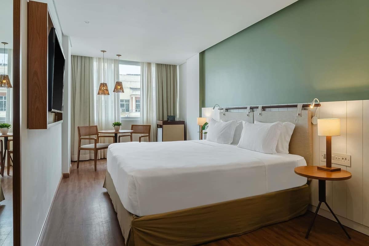 Quarto Deluxe, 1 cama king-size | Minibar, cofre no quarto, com decoração personalizada, secretária
