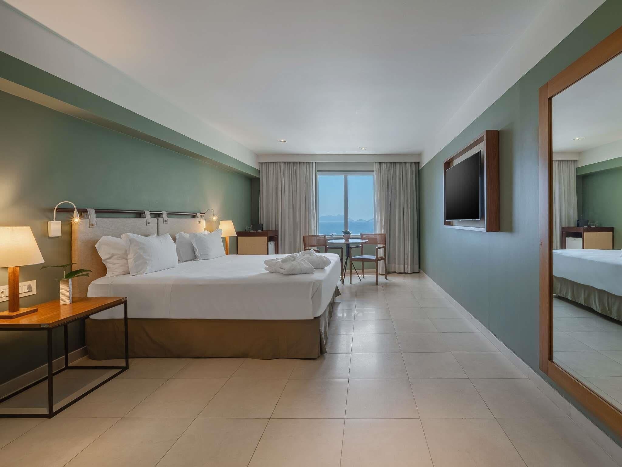 Quarto Executivo, 1 cama king-size | Minibar, cofre no quarto, com decoração personalizada, secretária 