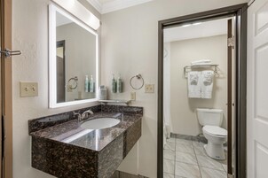 Quarto Standard, 2 camas queen-size, não fumadores, frigorífico e micro-ondas | Casa de banho | Uma combinação polibã/banheira, um chuveiro de hidromassagem 