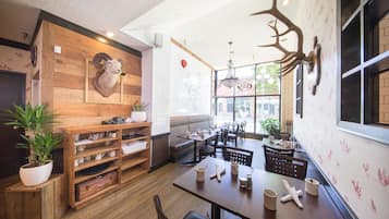 Café da manhã completo todos os dias mediante uma taxa