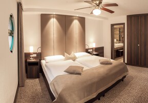Suíte júnior | Roupas de cama antialérgicas, cofres nos quartos, escrivaninha