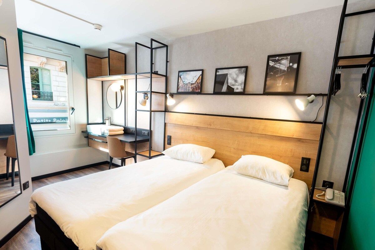Quarto Standard, 2 camas individuais | Cofre no quarto, secretária, cortinas/cortinados opacos 