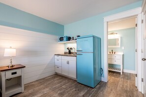 Suite-Estúdio Júnior, 1 cama king-size, kitchenette | Cozinha privada | Um frigorífico, um micro-ondas, uma cafeteira/bule 