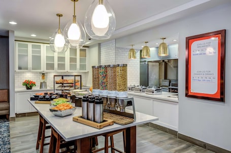 Café da manhã completo todos os dias (USD 17 por pessoa)