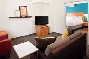 Suite, 2 quartos | Roupa de alta qualidade, camas de colchão pillowtop, secretária 