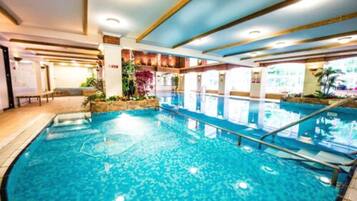 Piscina interior, espreguiçadeiras