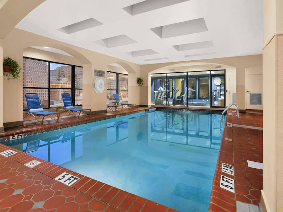 Piscina interna, funciona das 6h às 22h, espreguiçadeiras