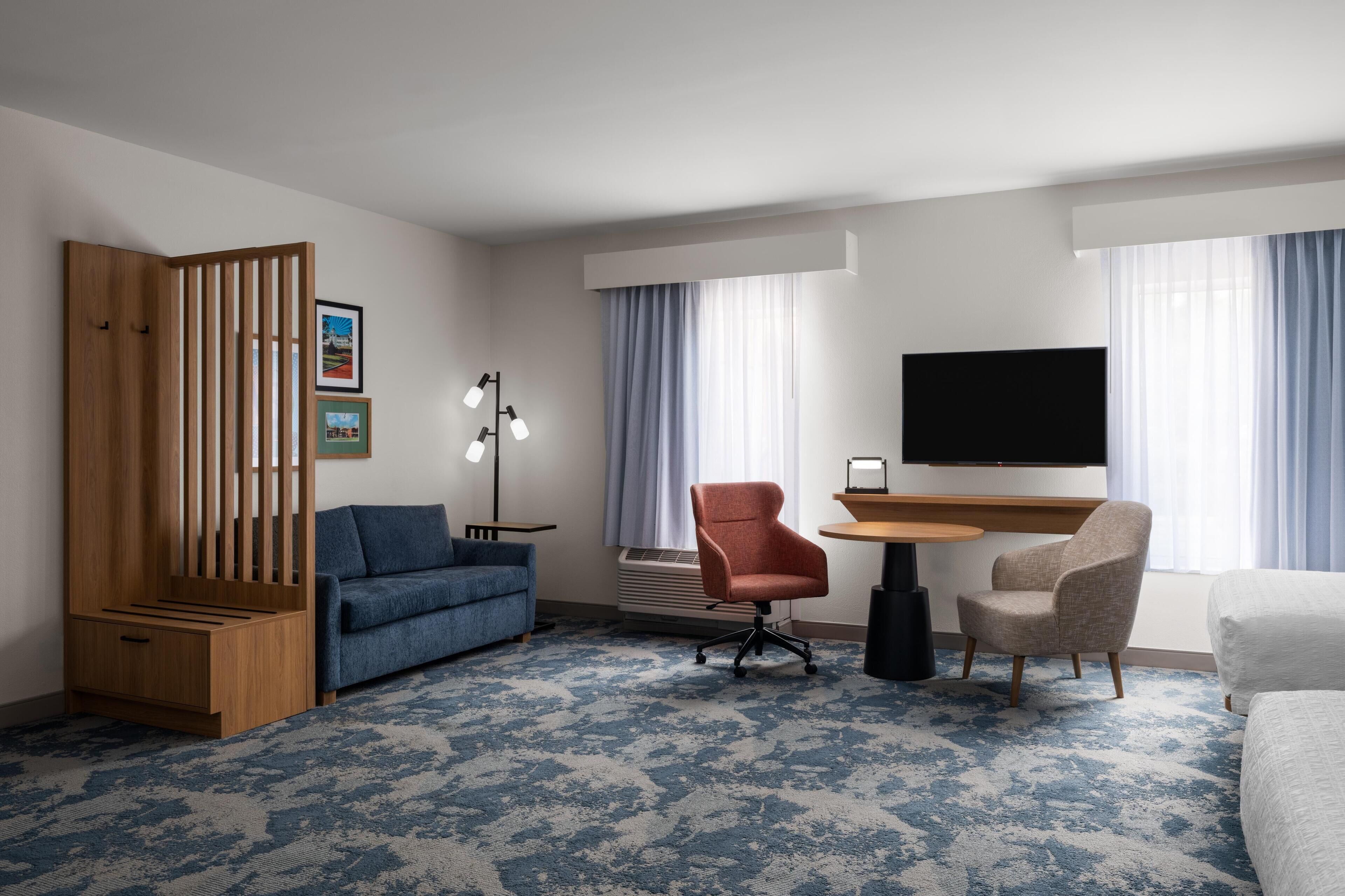 Suite, 2 camas queen-size, não fumadores | Sala de estar | TV de ecrã plano, consola de videojogos, filmes pagos 