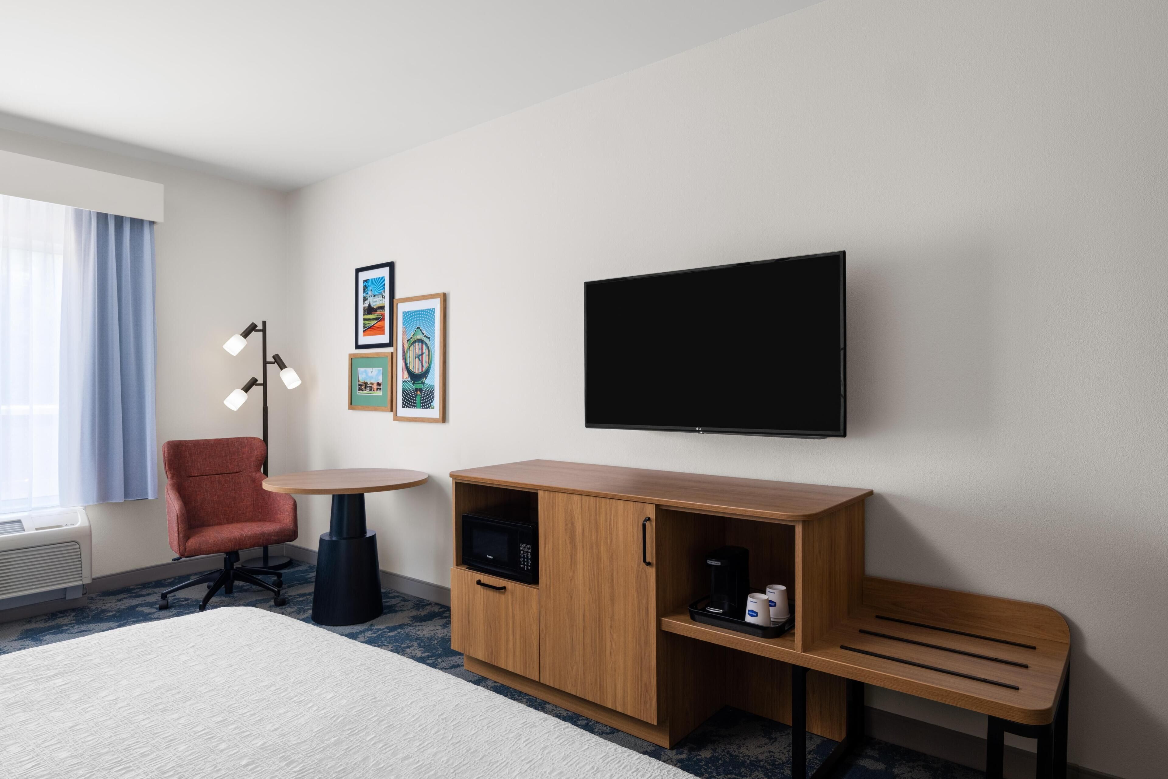 Quarto, 1 cama king-size e sofá-cama, não fumadores | Sala de estar | TV de ecrã plano, consola de videojogos, filmes pagos 