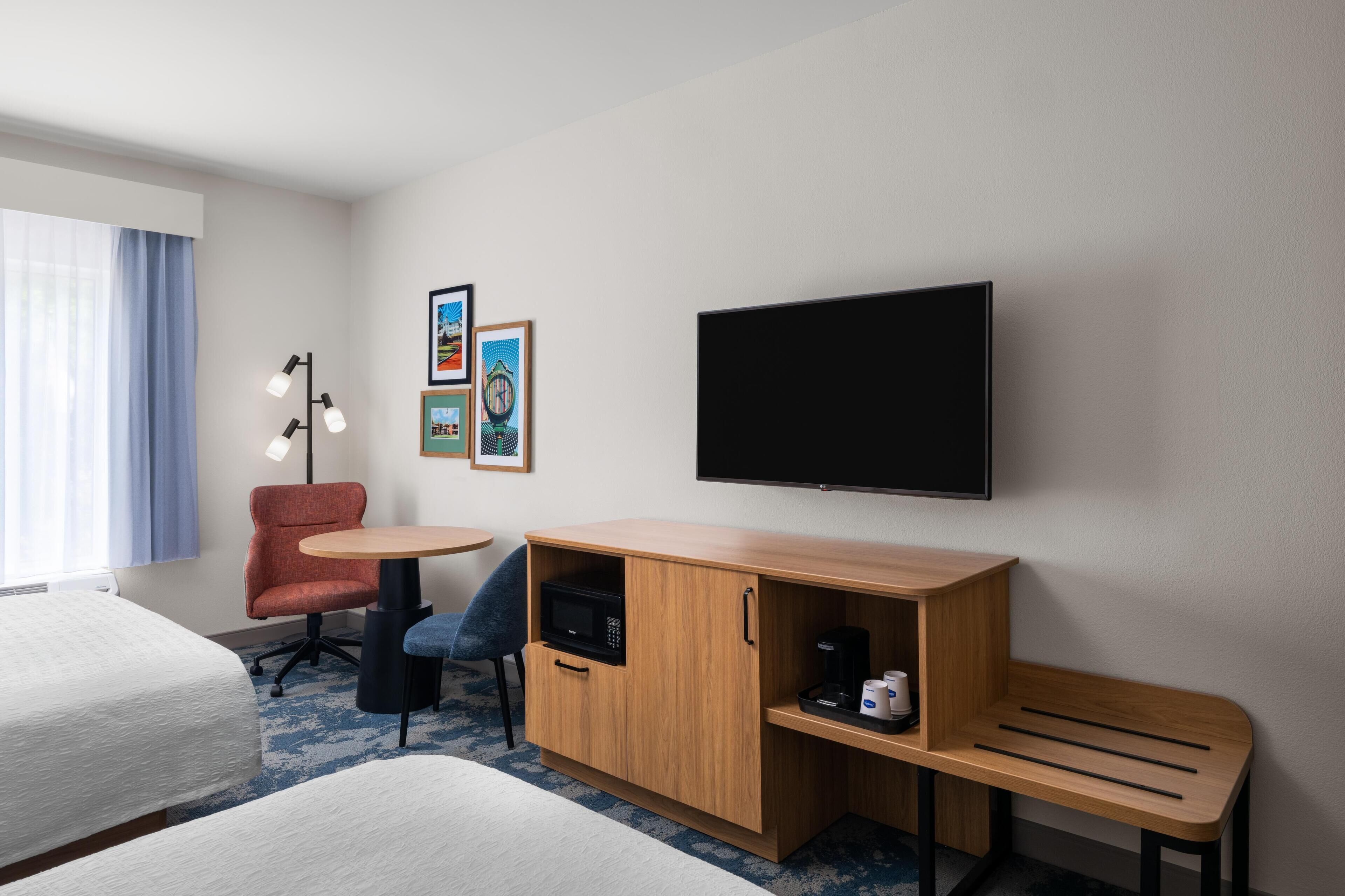 Quarto, 2 camas queen-size, não fumadores | Sala de estar | TV de ecrã plano, consola de videojogos, filmes pagos 