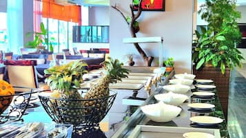 Pequenos-almoços, almoços, jantares servidos, com vista para o oceano