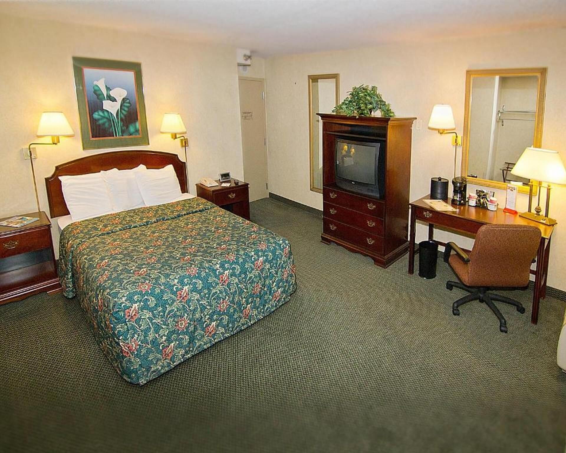 Cofre no quarto, secretária, cortinas/cortinados opacos 