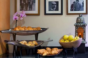 Pequeno-almoço tipo buffet diário mediante uma taxa 