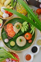 Diversos alimentos dispostos sobre uma mesa, incluindo tomates fatiados, pepinos e uma abacaxi.