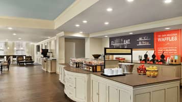 Café da manhã com buffet grátis todos os dias