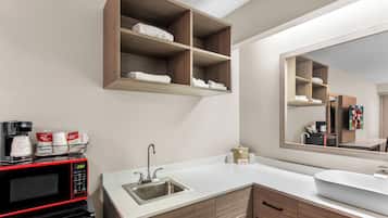 Escrivaninha, cortinas blackout, quartos à prova de som