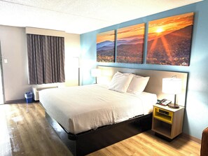 Quarto Standard, 1 cama king-size | Secretária, secretária adequada para computadores portáteis 