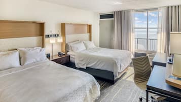 Quarto standard, 2 camas Queen, sacada | Cofres nos quartos, escrivaninha, cortinas blackout