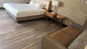 Quarto Standard, 1 cama king-size, não fumadores | Roupa de alta qualidade, secretária, ferro/tábua de engomar