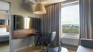 Suite, 1 quarto, sauna | Sala de estar | TV de ecrã plano, filmes pagos