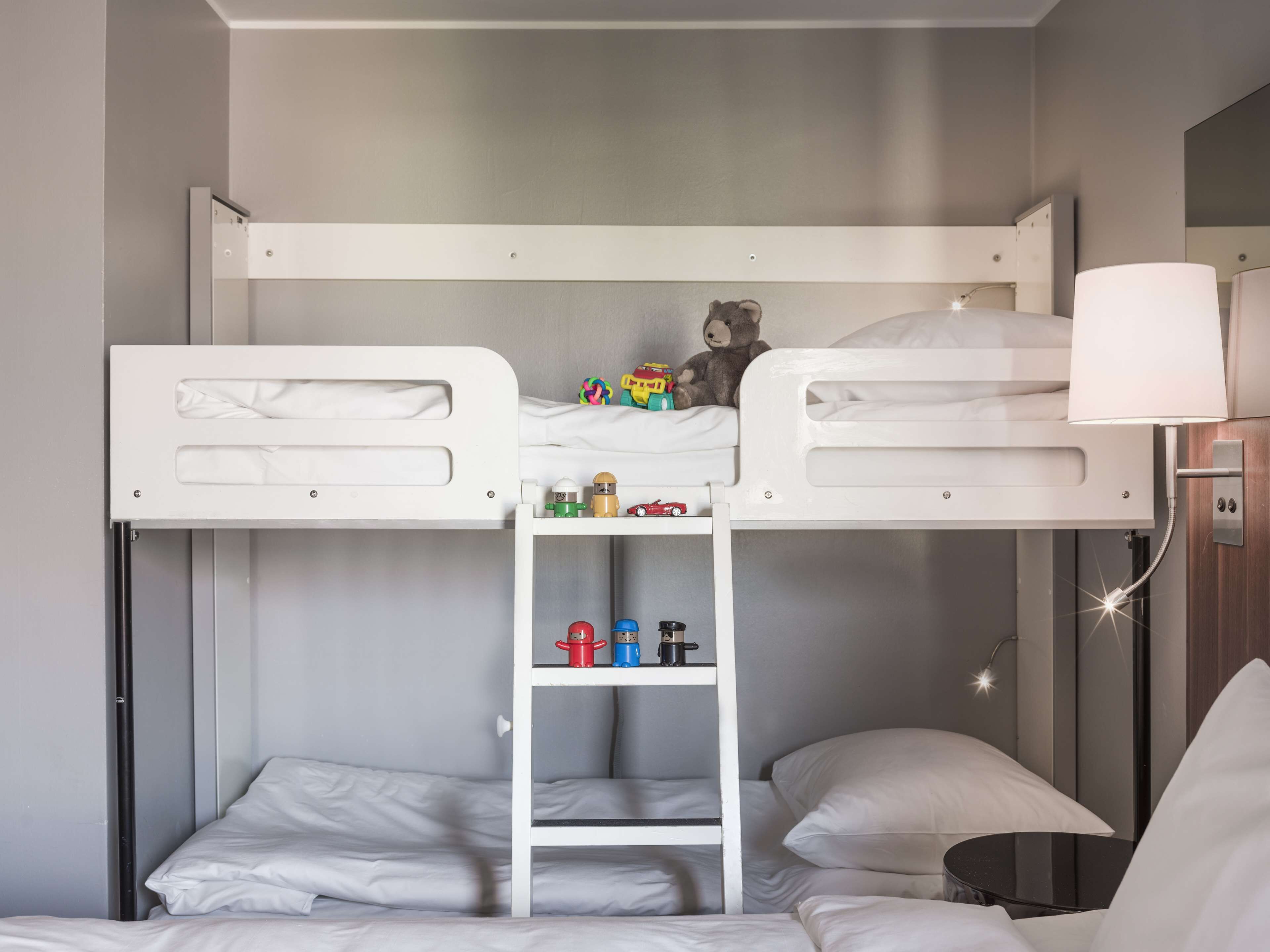Minibar, cofre no quarto, secretária, cortinas/cortinados opacos 