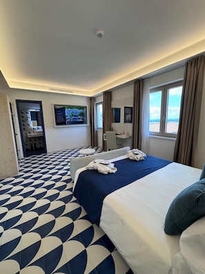 Camera Wellness Deluxe | Frigobar, cofres nos quartos, escrivaninha