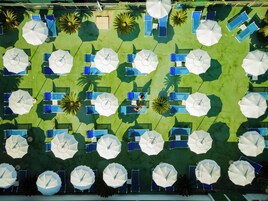 Piscina externa sazonal, guarda-sóis, espreguiçadeiras