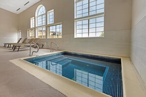 Piscina interior, espreguiçadeiras 