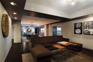 Suite Presidencial, 1 cama king-size | Sala de estar | Smart TV de 46 de polegadas com canais por cabo, televisor, Netflix 