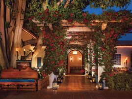 5 bares/lounges, bar ao lado da piscina