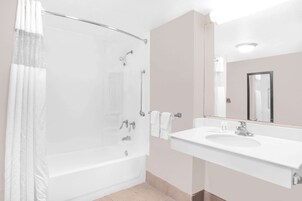 Secador de cabelo, toalhas de banho