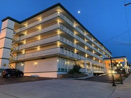 Fachada da propriedade à noite