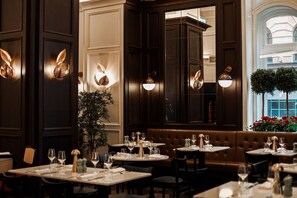 3 restaurantes, com serviço de almoço e jantar; culinária britânica