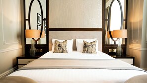 Quarto casal executivo, 1 cama King | Roupas de cama premium, cofres nos quartos, escrivaninha
