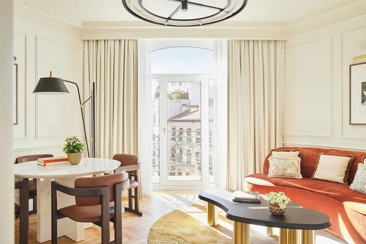 Cervantes Suite | Sala de estar | Smart TV